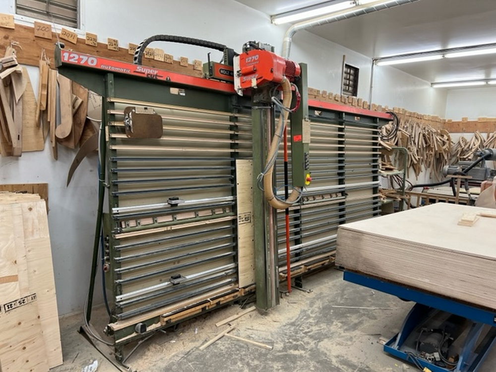 Scie à panneaux verticale