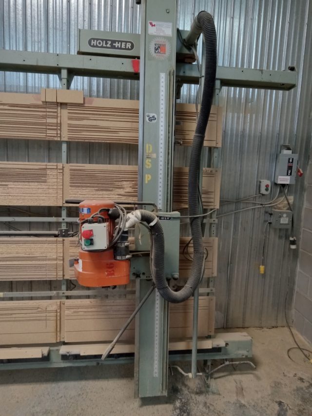 Scie à panneaux verticale